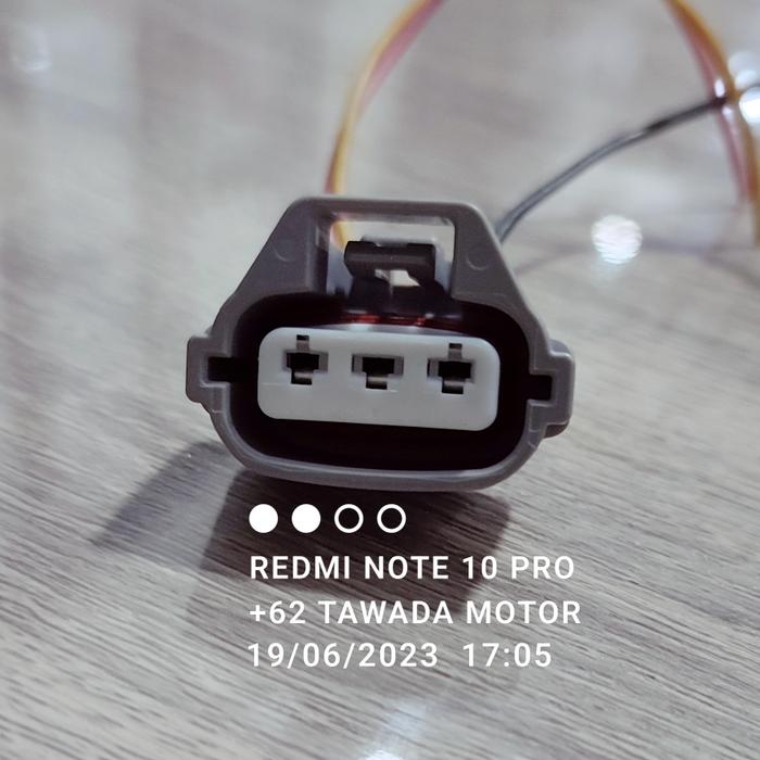 Jual SOKET LAMPU DRL DEPAN TOYOTA INNOVA ZENIX 3PIN KABEL - Kab ...