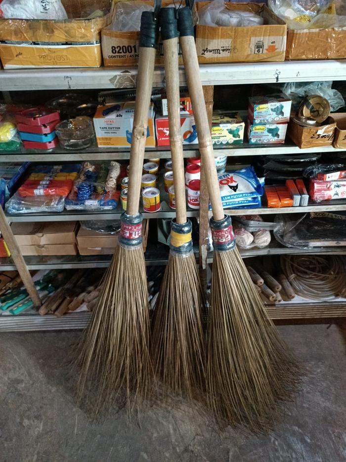 Jual Sapu lidi Gagang kayu Bambu Super/sapu taman - Jakarta Selatan ...