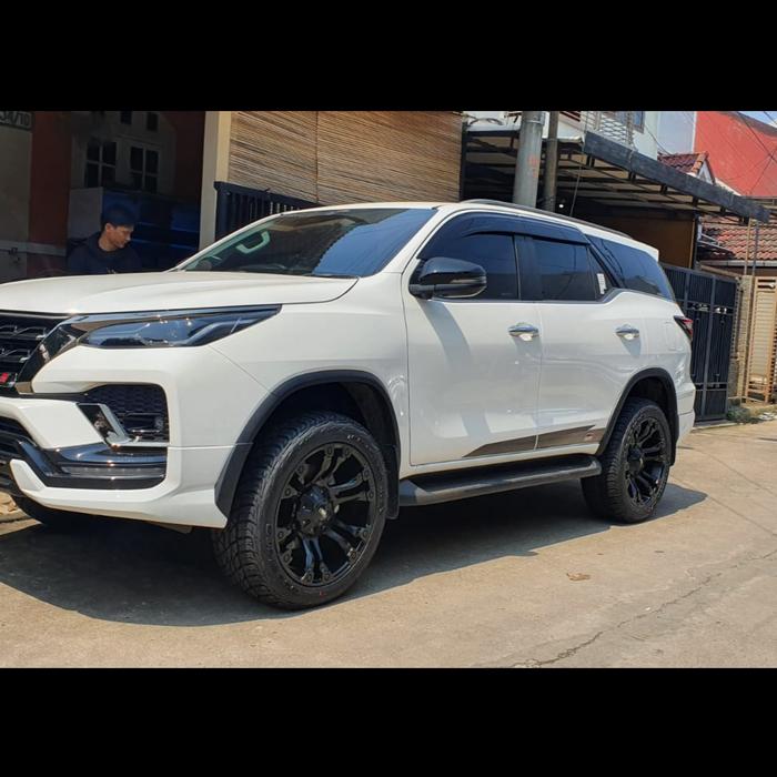 Jual pelek mobil Fortuner. Pakai velg lumbis R20 h6 tampilan gahar ...