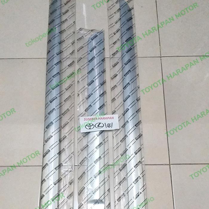 Jual side body moulding innova reborn original list pintu innova reborn ...