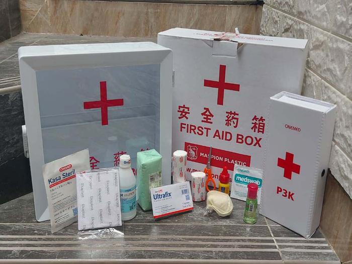 Promo Kotak P3K Dinding Kesehatan Lengkap Dengan ISI P3k Paket komplit ...