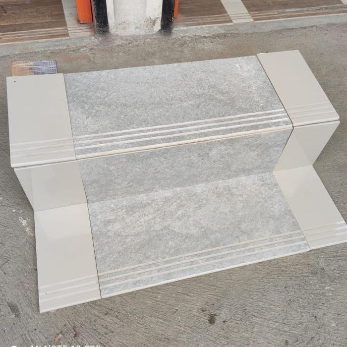 Jual Granit Keramik Pijakan Anak tangga Abu Muda 30x80+20x80 2 warna 1 ...