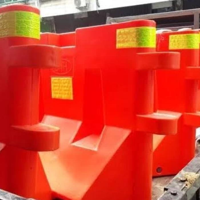 Jual Road Barrier / Road Water Barrier BNH Pembatas Jalan SNI Warna ...