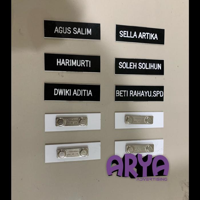 Jual Papan nama dada/name tag grafir hitam lis putih 2,5x8 cm - MAGNET ...