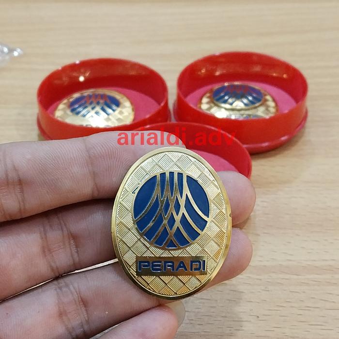 Jual pin PERADI magnet pin peradi kuningan disepuh emas magnet ...