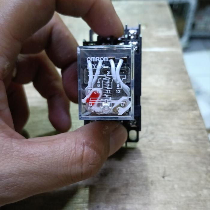 Jual RELAY OMRON MY4N 220V+SOCKET/RELAY OMRON MY4N 220V PLUS SOCKET ...