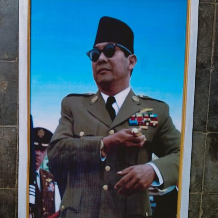 Jual hiasan dinding lukisan cetak Ir Soekarno plus bingkai ukuran 85*55 ...