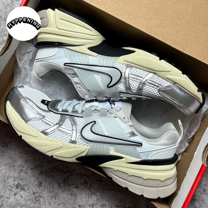 Jual NIKE V2K RUN WMNS SUMMIT WHITE PURE PLATINUM SILVER FD0736-100 ...
