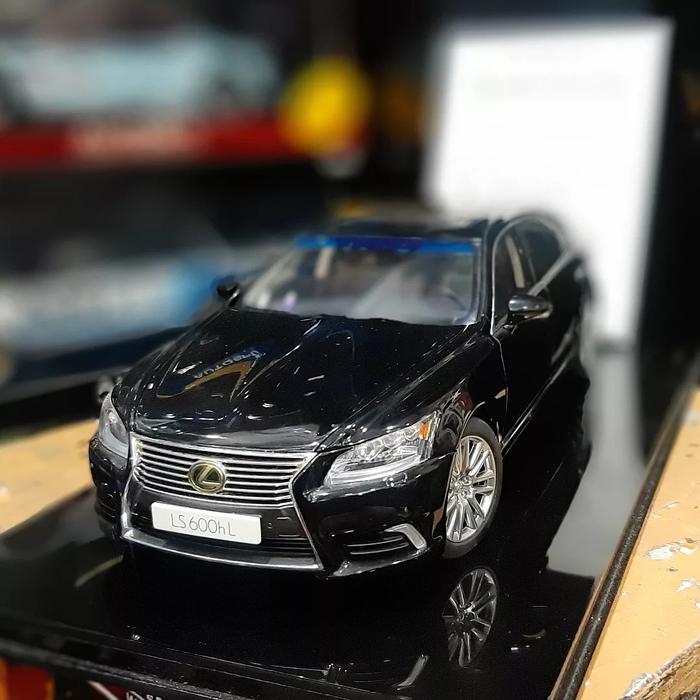 Jual diecast skala 1:18 Lexus LS600 hl by autoart signature model ...