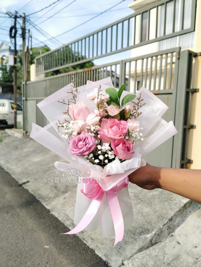 Jual Hand Bouquet Bunga Asli Mawar dan Carnation Fresh Flowers Buket ...