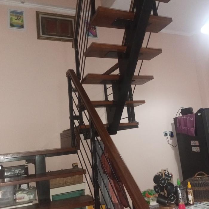 Jual Tangga rebah besi model pijakan kayu dan railing tangga pegangan ...