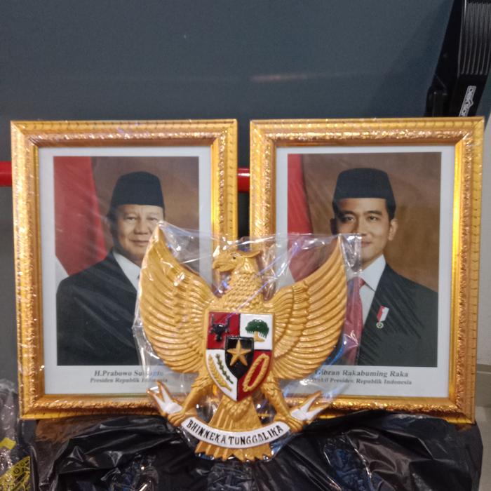 Jual bingkai foto presiden dan wakil presiden satu set dengan garuda fiber ukuran 25 x 35 cm ...