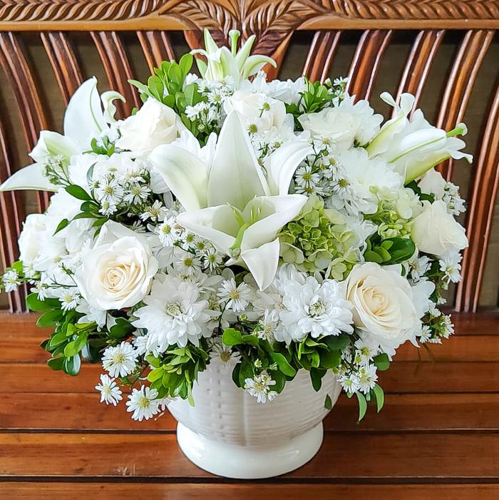 Promo Rangkaian Bunga Meja Mawar dan Lily Vas Bunga Keramik Dekorasi ...