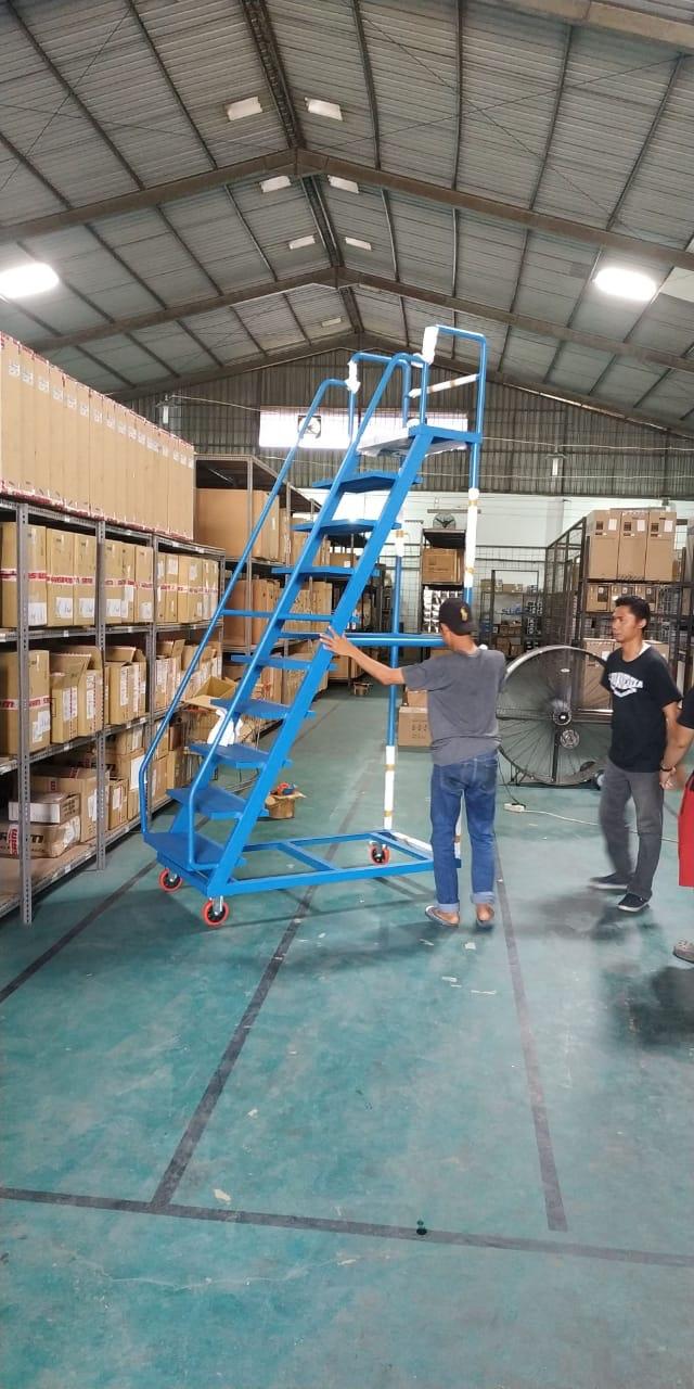Jual Tangga Dorong Gudang Custom Tinggi 3 Meter . Rolling Ladder ...