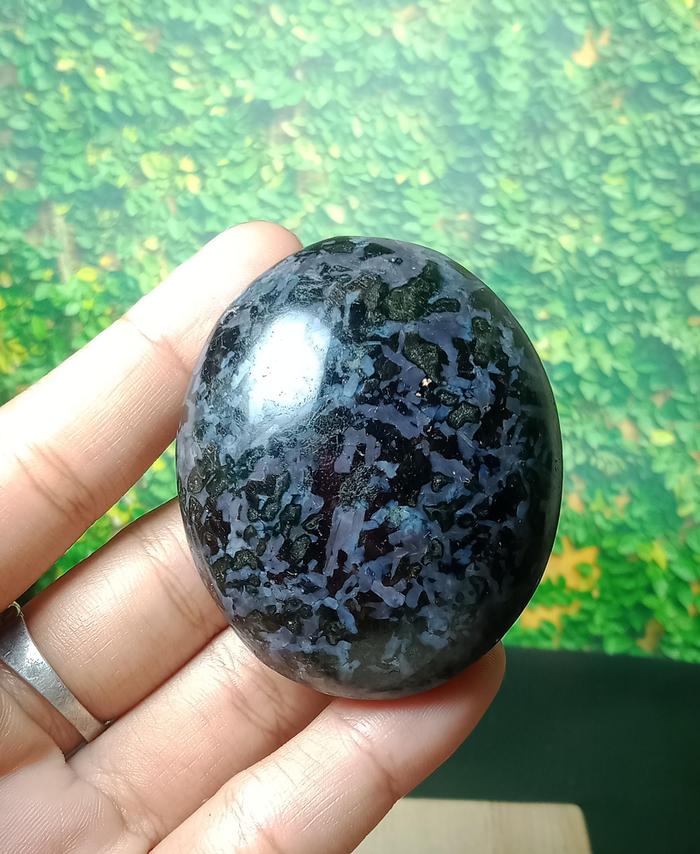 Jual Natural Mystical Merlinite / Indigo Gabbro Palm Top Grade (1 ...