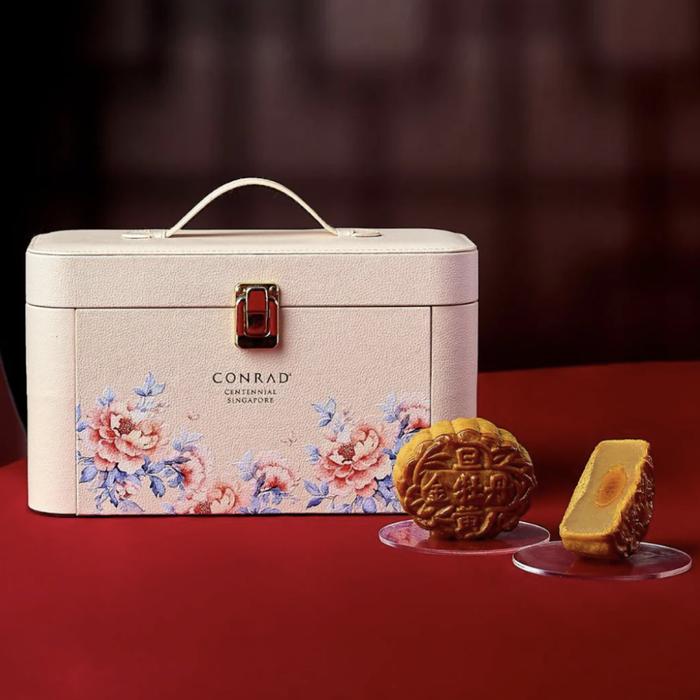 Jual CONRAD CENTENNIAL SINGAPORE MOONCAKE SINGLE YOLK IN WHITE LOTUS ...