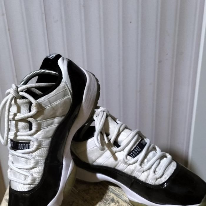 Jual Nike air Jordan retro size 41 26cm warna hitam dan putih like new ...