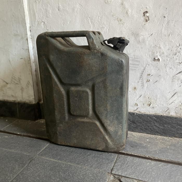 Jual Jerigen besi jeep jadul 20 liter ori hijau army - Kab. Garut ...