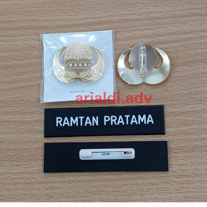 Jual satu set papan nama hitam doff dan pin korpri kuningan eching ...