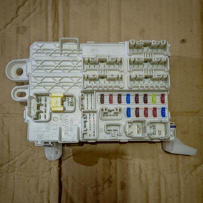 Jual BOX SIKRING FUSE BOX TOYOTA FORTUNER INNOVA OLD ORIGINAL - Kab ...