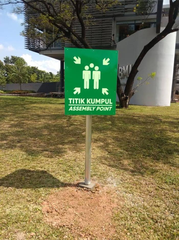 Jual RAMBU TITIK KUMPUL PLAT AKRILIK DENGAN TIANG SIGN EVAKUASI 3 SISI ...