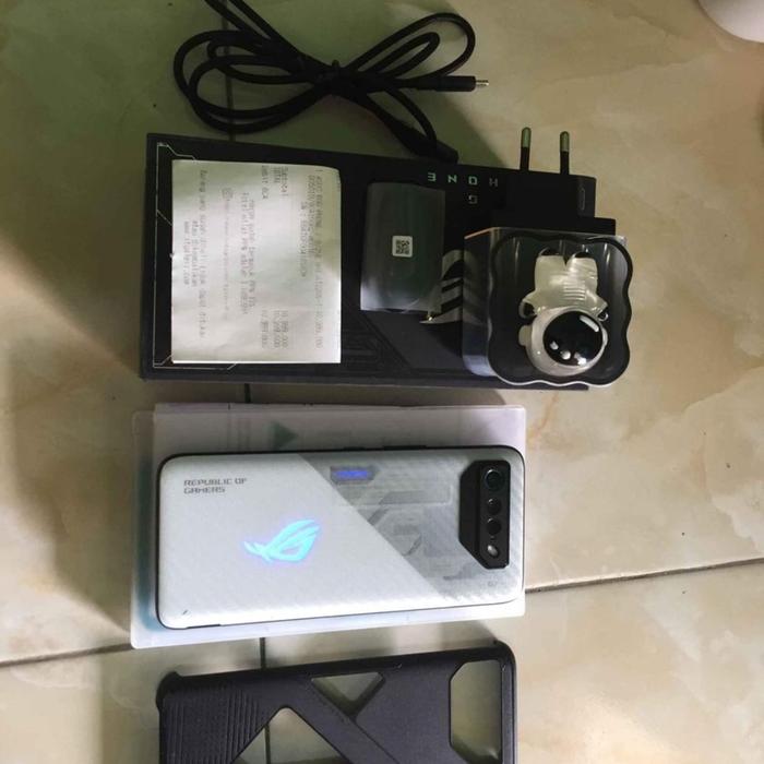 Jual Asus ROG phone 7 8/256GB resmi. Garansi resmi . Warna putih ...