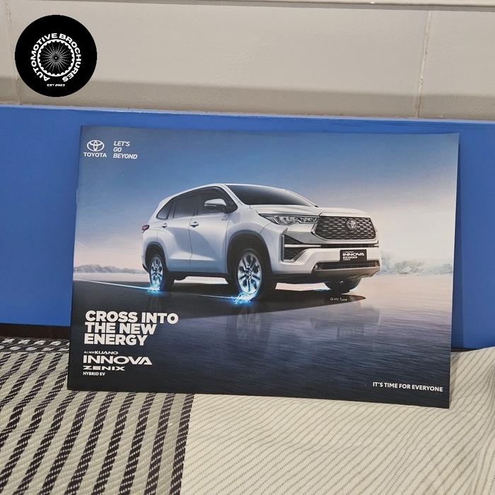 Jual brosur katalog mobil toyota kijang innova zenix 2022 buku - Kota ...