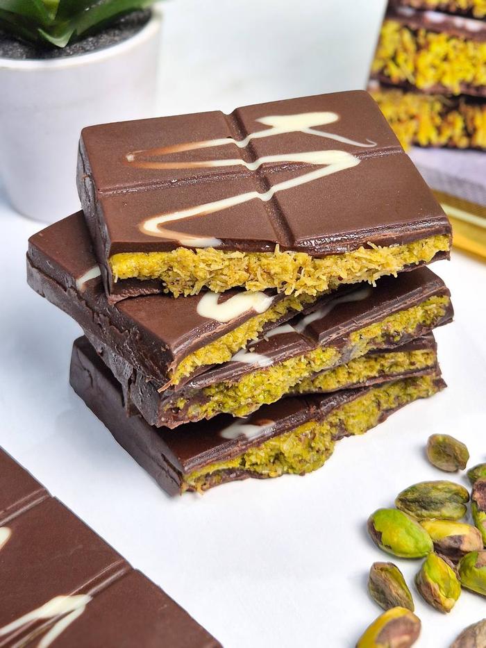 Jual Dubai Pistachio Chocolate large - Bogor Raincake - Pistachio ...