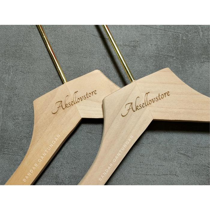 Jual (T)erpopule(R) Hanger kayu Bisa Custom Logo Grafir Laser Gantungan ...