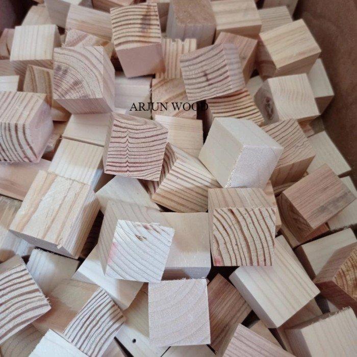 Jual New Dadu Kayu Kotak 3 x 3 x 3 cm isi 10 pcs Kayu pinus Jati ...