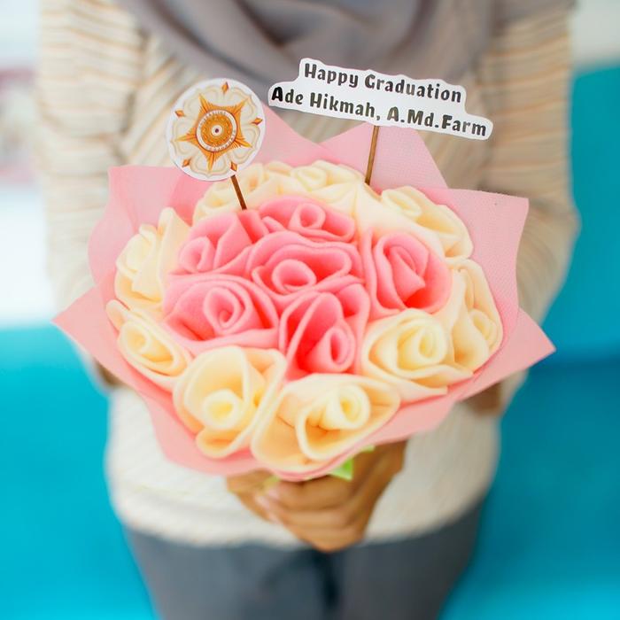 Jual Buket Bunga Flanel Kado Wisuda Nama dan Logo by request 15cm ...
