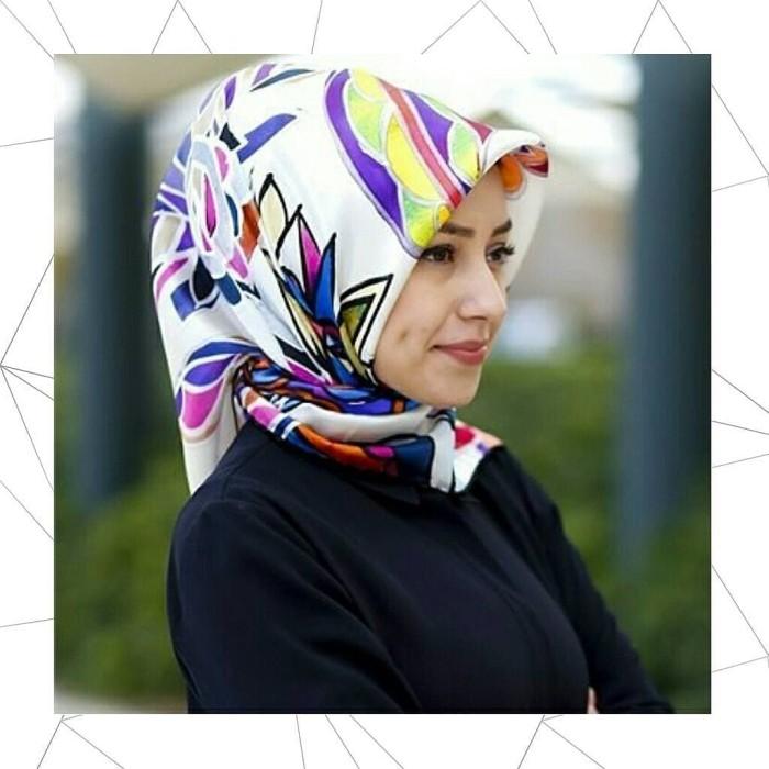 Jual EKSLUSIF JILBAB HIJAB TURKI PIERRE CARDIN WARNA DASAR PUTIH MIX ...