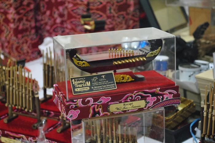 Jual Miniatur Kecapi | Souvenir Khas Jawa Barat | Plakat Seminar - Kota ...