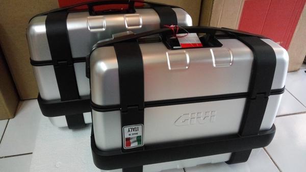 Jual BOX MOTOR GIVI TREKKER 33 SIDE BOX(TRK33A) BLACK ITALY-DBM - Kota Bekasi - DBM AUTO GALLERY ...
